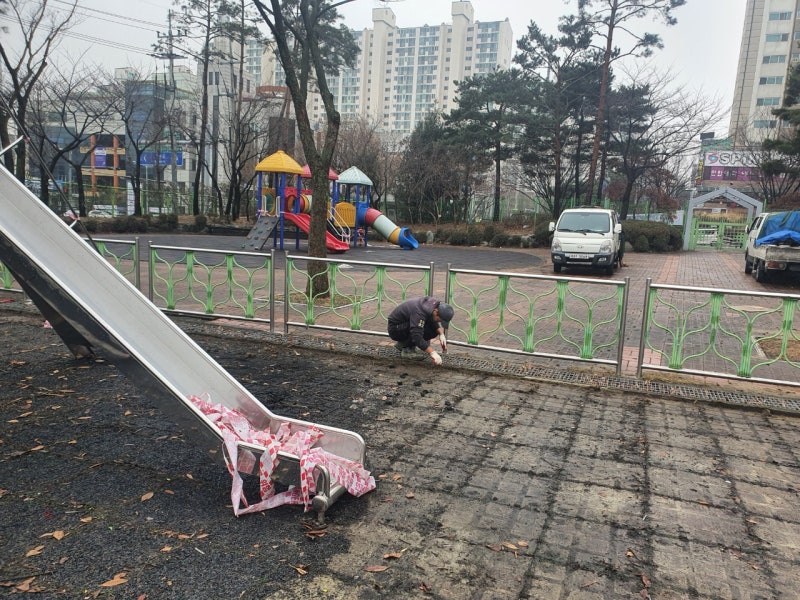 놀이터 고무매트 철거 후 탄성고무칩포장 군포 Oo초등학교 내 어린이놀이터 바닥재 교체 공사 네이버 블로그