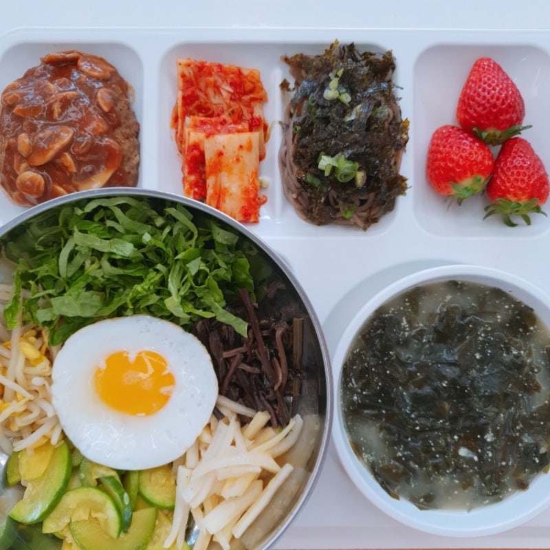 단체급식 메뉴모음신메뉴 들기름메밀면들기름막국수 산채비빔밥들깨미역국 함박스테이크 만드는법3월 회사 구내식당 레시피와