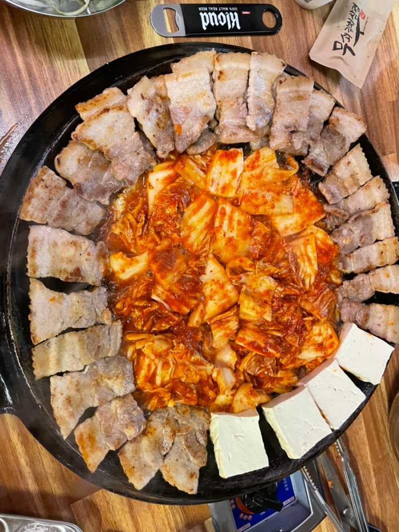 부산 서면 삼겹살맛집 무쇠김치삼겹 부산 복개천점에서 솥뚜껑에 김치와 함께 구워주는 삼겹살 제대로 먹었어요 네이버 블로그