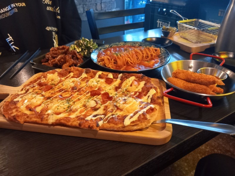 80만 유튜버 상해기가 방문한 군자역 맛집 새우공장 새우 페퍼로니 피자 새우 토마토 베이컨 파스타 깐풍 닭껍질 튀김 대게다리