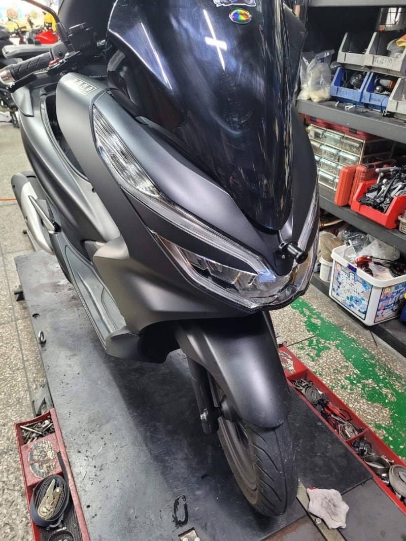 혼다 더뉴pcx 125 브이시스 2채널 블랙박스 및 코미네 Usb 충전포트 장착 부산대왕모터스 네이버 블로그