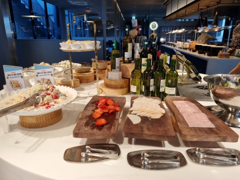 제주 빕스 프리미어 뷔페 후기 와인 맥주 무제한 연어 디저트 맛있어요 활주로 뷰 맛집 네이버 블로그