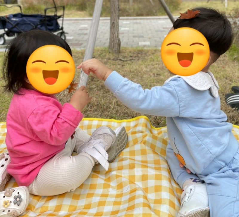 호반아이사랑♡ 만0세발달과정발달특성발달수준 2세아기놀이 2세아기발달 미술가을나무에나뭇잎을붙여요탐색낙엽소리를탐색해요 가을나무꾸미기