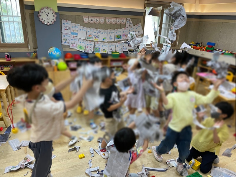 [부산 초읍동 예종유치원] 정크놀이: 신문지 놀이 : 네이버 블로그