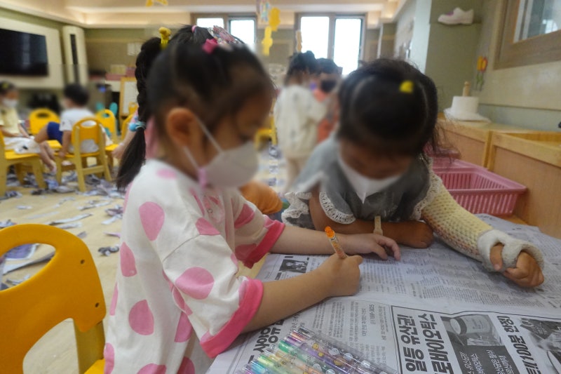 [부산 초읍동 예종유치원] 정크놀이: 신문지 놀이 : 네이버 블로그