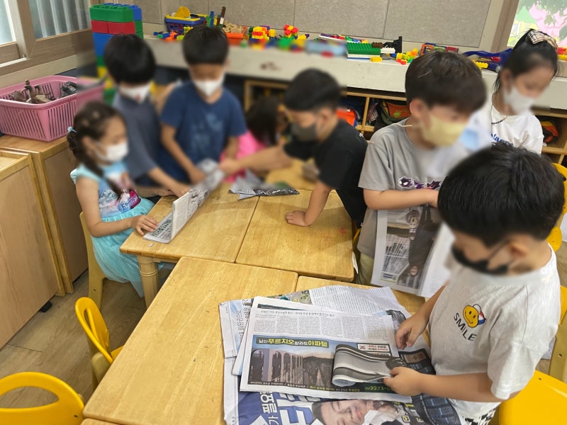 [부산 초읍동 예종유치원] 정크놀이: 신문지 놀이 : 네이버 블로그