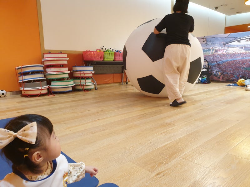 신세계아카데미 롤리폴리 And 위니베베 신체놀이 축구 미술놀이 낙엽촉감and물감 네이버 블로그