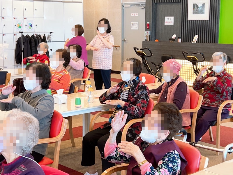 시니어데이케어 주은 원주센터 오감 연계 색깔 컵 쌓기 원주노인주간보호센터 네이버 블로그
