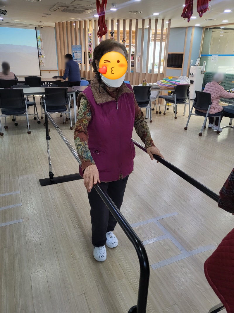 대전 주간보호센터 우리함께 본점 작업치료 평행봉을 사용한 보행 훈련 모습 네이버 블로그