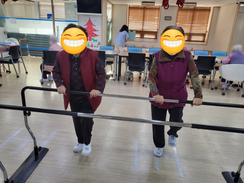 대전 주간보호센터 우리함께 본점 작업치료 평행봉을 사용한 보행 훈련 모습 네이버 블로그