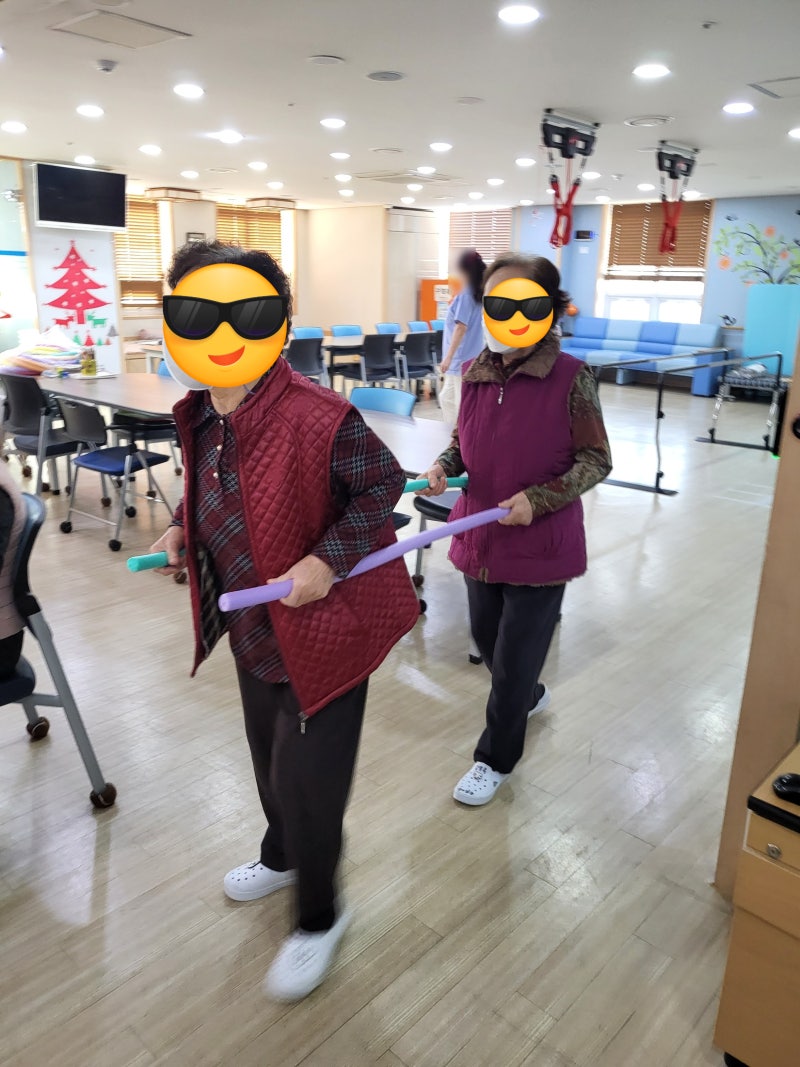 대전 주간보호센터 우리함께 본점 작업치료 평행봉을 사용한 보행 훈련 모습 네이버 블로그