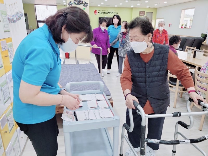 부산 연제구 주간보호센터 연산동 거제동 가온노인 장기요양보험 사회적응프로그램 시장놀이 네이버 블로그