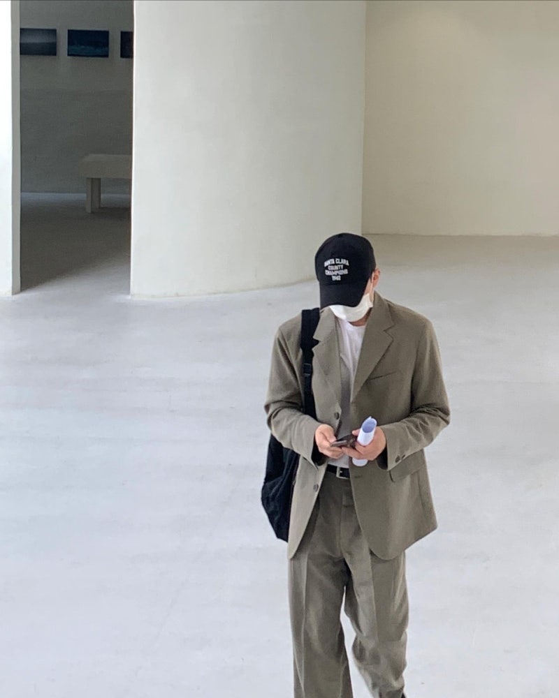 세호 데일리룩 221101 Ur 3버튼 블레이저투턱 와이드 슬랙스컨버스 척테일러 하이링 지퍼 백팩남자 셋업 코디남자