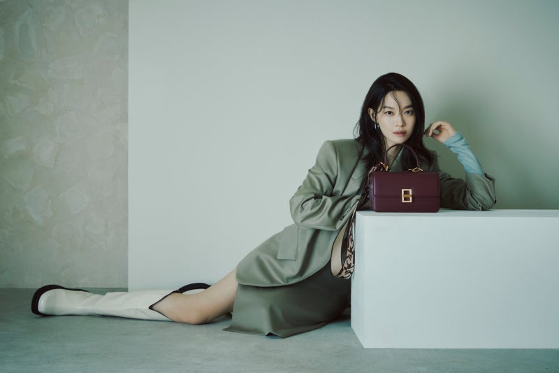 신민아 화보 속 가방 패션 모음 Zip 쿠론 문 토트백 크로스백으로 가을 코디 완성하자 여성 박스백 스퀘어백 추천템