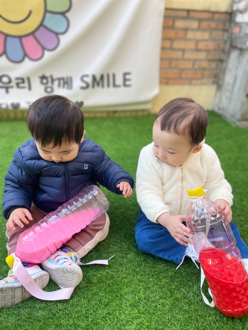 인천해뜨는어린이집 2살만0세 상자안에 놀잇감을 담아요 다양한 깡통그림위에 끼적여요 과자상자그림이 있는 블록으로