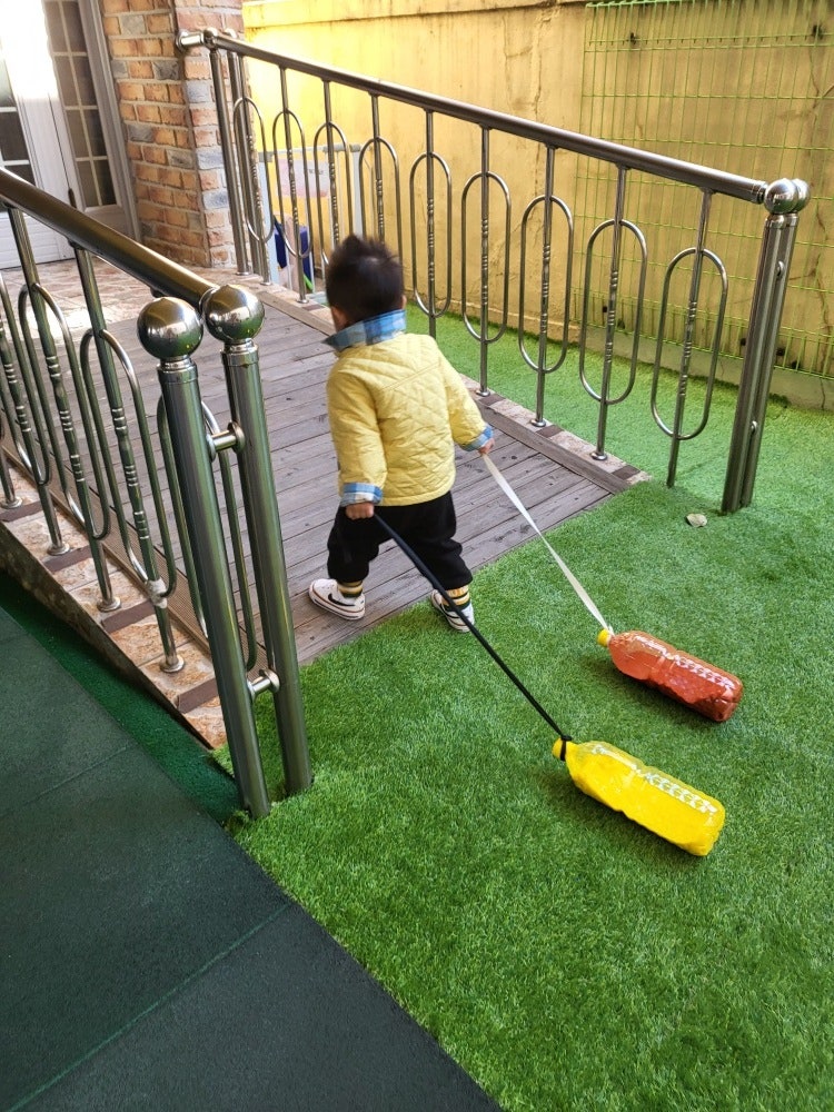 인천해뜨는어린이집 2살만0세 상자안에 놀잇감을 담아요 다양한 깡통그림위에 끼적여요 과자상자그림이 있는 블록으로