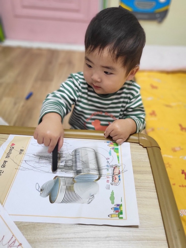 인천해뜨는어린이집 2살만0세 상자안에 놀잇감을 담아요 다양한 깡통그림위에 끼적여요 과자상자그림이 있는 블록으로