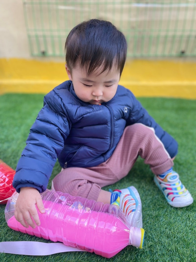 인천해뜨는어린이집 2살만0세 상자안에 놀잇감을 담아요 다양한 깡통그림위에 끼적여요 과자상자그림이 있는 블록으로