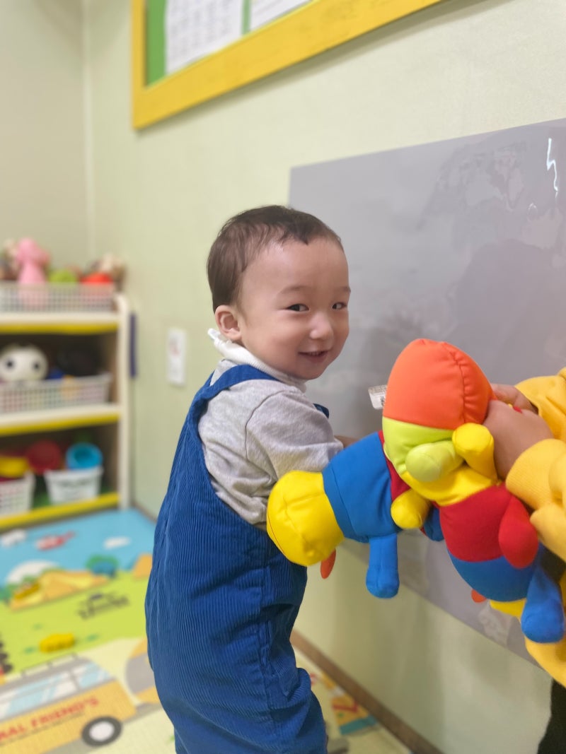 인천해뜨는어린이집 2살만0세 상자안에 놀잇감을 담아요 다양한 깡통그림위에 끼적여요 과자상자그림이 있는 블록으로