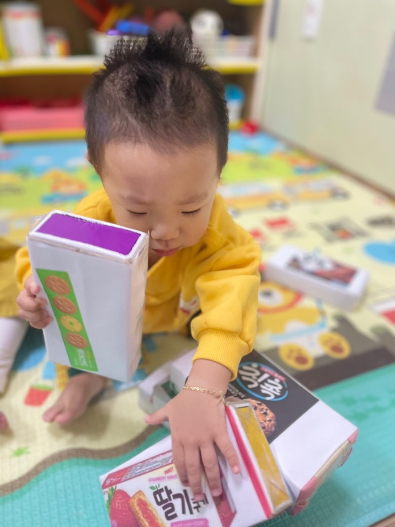 인천해뜨는어린이집 2살만0세 상자안에 놀잇감을 담아요 다양한 깡통그림위에 끼적여요 과자상자그림이 있는 블록으로