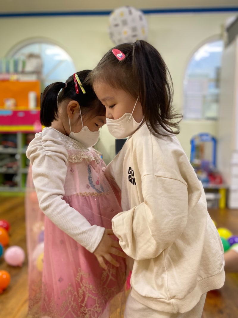인천해뜨는어린이집 4살만2세 키즈발레 특강수업 색깔풍선을 잡아요 풍선터트리기게임 오감특강수업 네이버 블로그