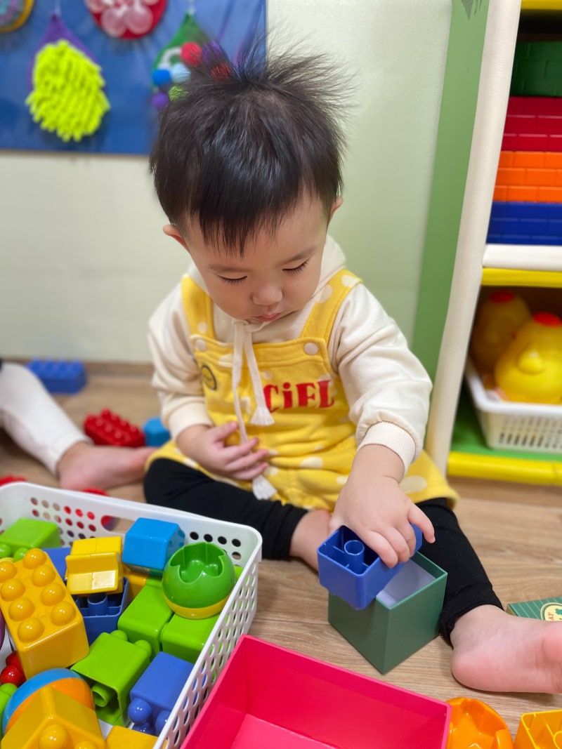 인천해뜨는어린이집 2살만0세 상자안에 놀잇감을 담아요 다양한 깡통그림위에 끼적여요 과자상자그림이 있는 블록으로