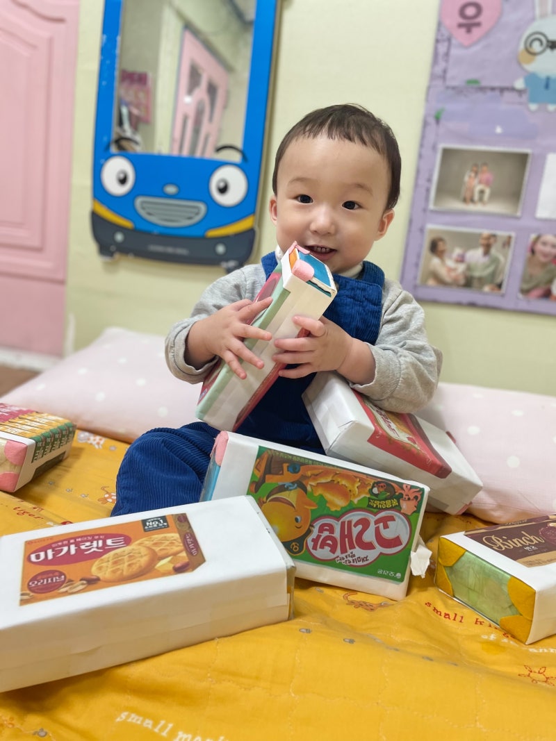 인천해뜨는어린이집 2살만0세 상자안에 놀잇감을 담아요 다양한 깡통그림위에 끼적여요 과자상자그림이 있는 블록으로