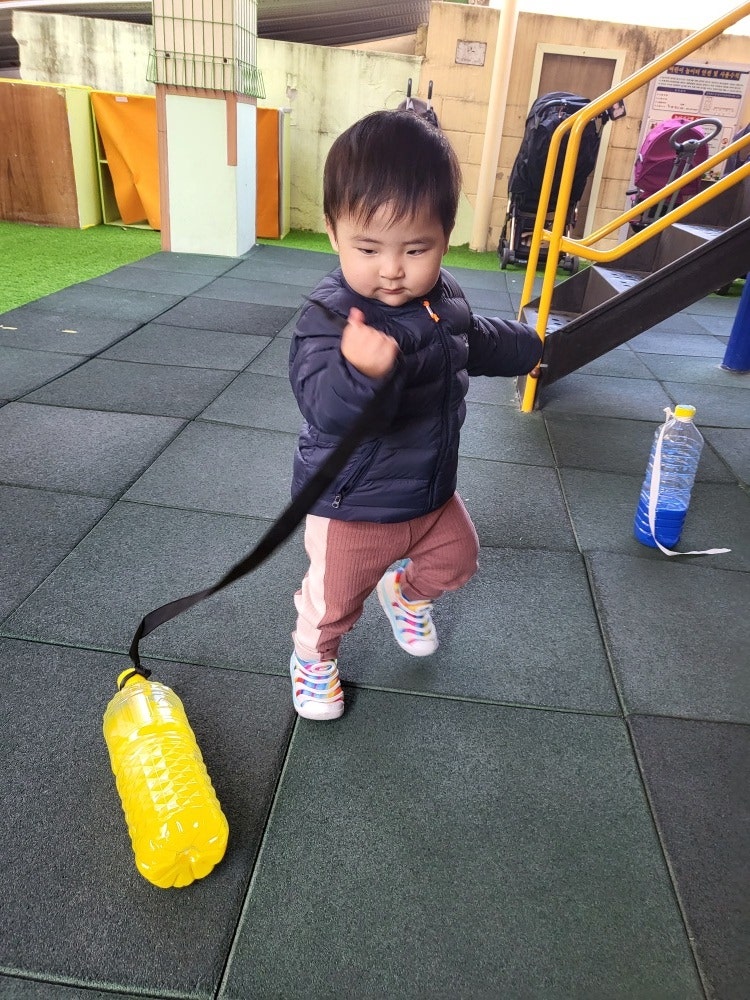 인천해뜨는어린이집 2살만0세 상자안에 놀잇감을 담아요 다양한 깡통그림위에 끼적여요 과자상자그림이 있는 블록으로