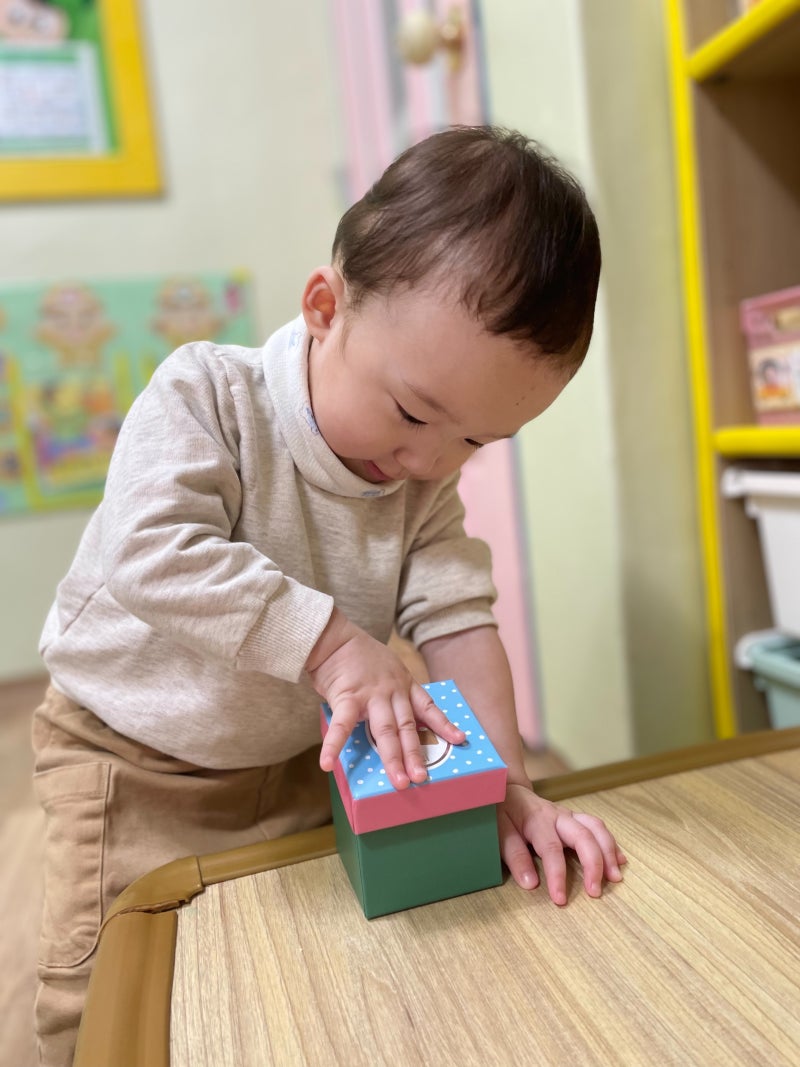 인천해뜨는어린이집 2살만0세 상자안에 놀잇감을 담아요 다양한 깡통그림위에 끼적여요 과자상자그림이 있는 블록으로