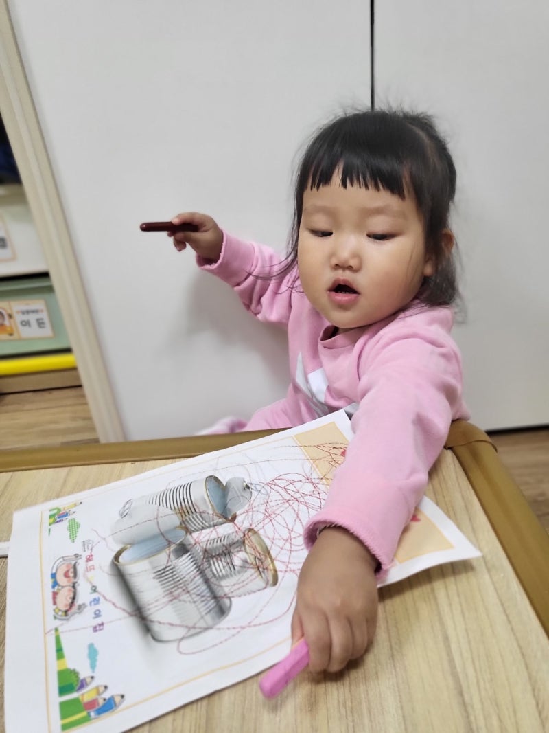 인천해뜨는어린이집 2살만0세 상자안에 놀잇감을 담아요 다양한 깡통그림위에 끼적여요 과자상자그림이 있는 블록으로