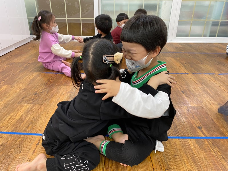 인천해뜨는어린이집 4살만2세 키즈발레 특강수업 색깔풍선을 잡아요 풍선터트리기게임 오감특강수업 네이버 블로그