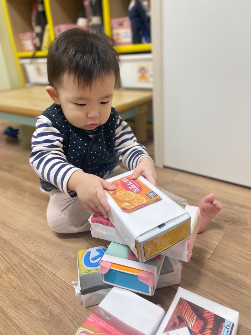 인천해뜨는어린이집 2살만0세 상자안에 놀잇감을 담아요 다양한 깡통그림위에 끼적여요 과자상자그림이 있는 블록으로