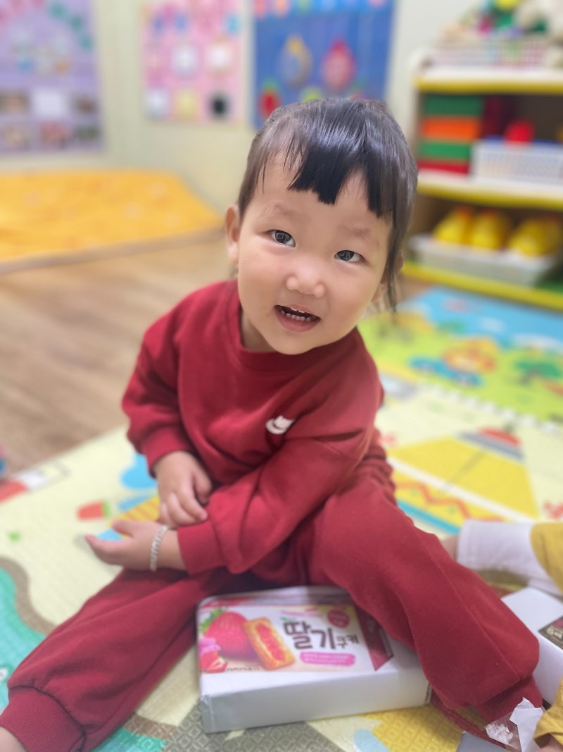 인천해뜨는어린이집 2살만0세 상자안에 놀잇감을 담아요 다양한 깡통그림위에 끼적여요 과자상자그림이 있는 블록으로