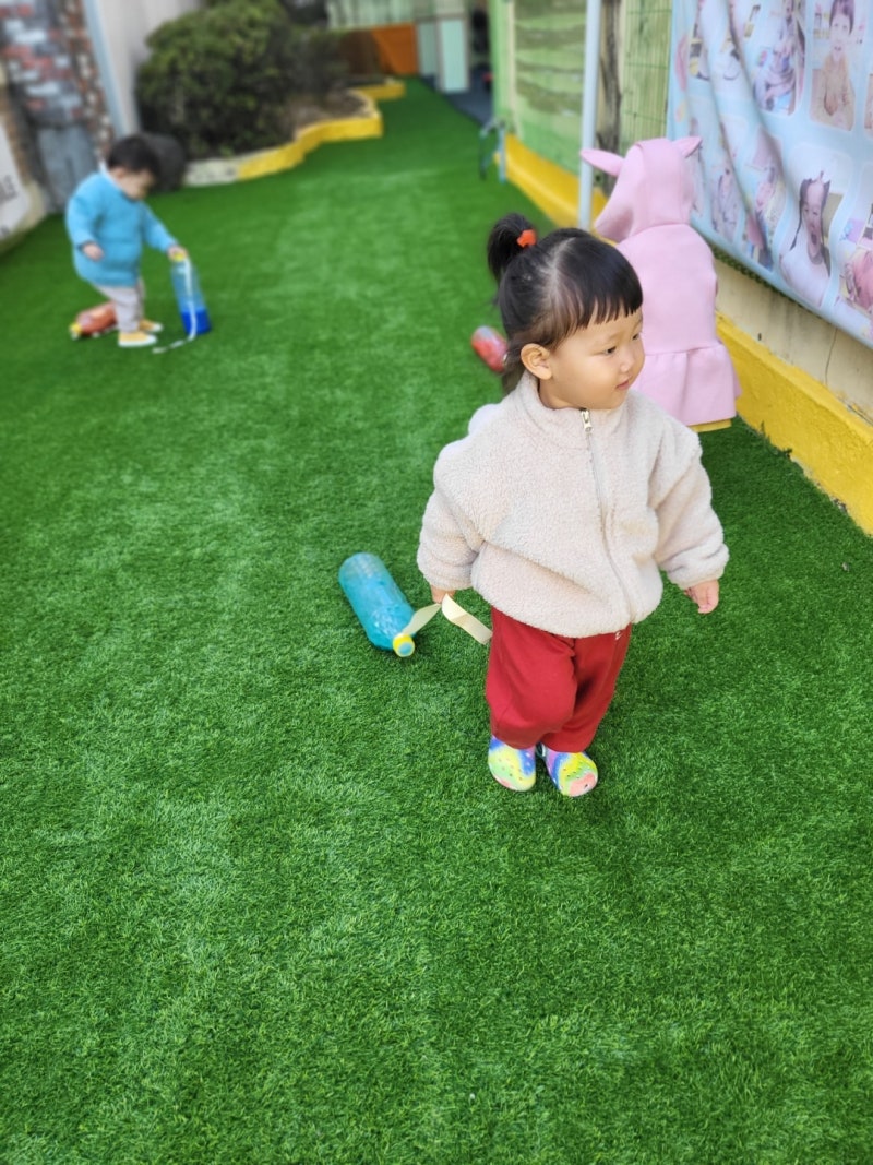 인천해뜨는어린이집 2살만0세 상자안에 놀잇감을 담아요 다양한 깡통그림위에 끼적여요 과자상자그림이 있는 블록으로