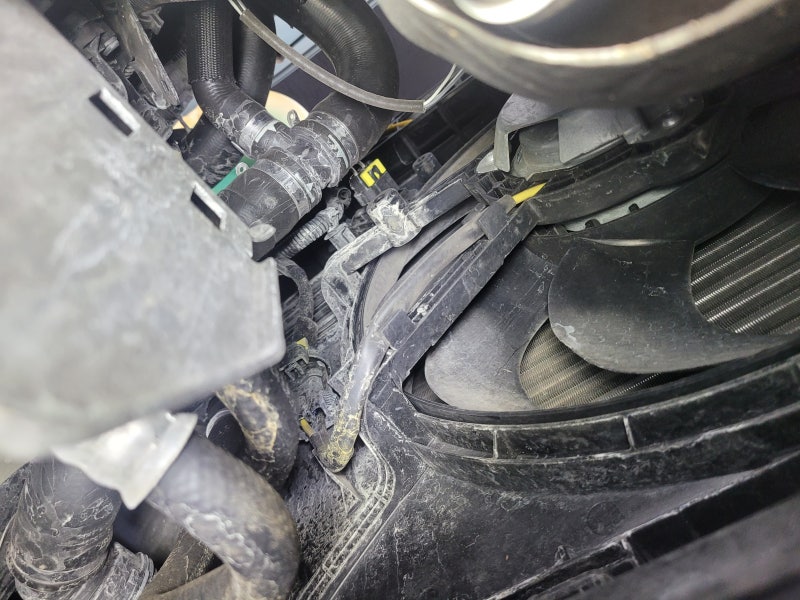 Jeep 레니게이드 냉각수부동액 누수 발생 점검 결과 라디에이터 균열로 인한 차량 수리 광진구 수입차지프 정비 네이버 블로그