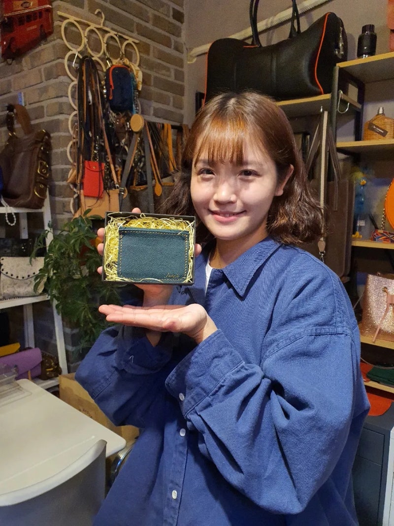동작구가죽공방 토브아트가죽공방 인디계 아이돌가수 모트 가죽공예 방문체험 연예인가죽공예체험 지퍼카드지갑 네이버 블로그