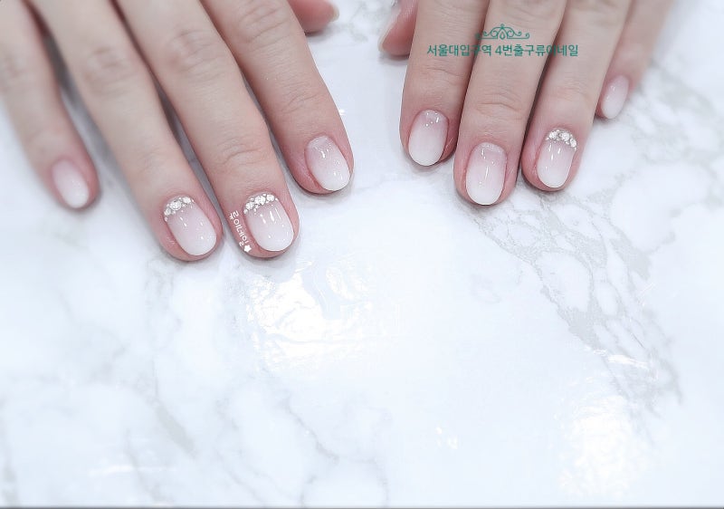 흰색그라데이션웨딩네일흰색네일그라데이션네일웨딩네일서울대입구역네일샵서울대입구역네일서울대입구네일서울대입구네일샵봉천동네일