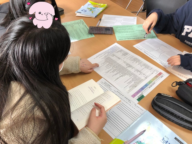 보건과 도서관 협력수업 진행 12차시 스파이더맵 활동지 작성 비경쟁토론을 위한 질문 만들기 및 호스트 사전교육 진행
