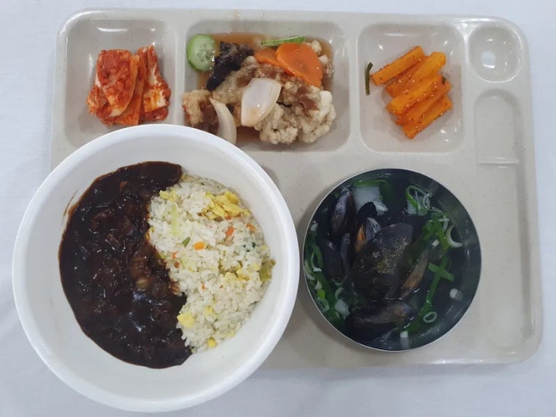 분식데이 단체급식 계란볶음밥 홍합탕 짜장소스 수제탕수육 단무지무침 네이버 블로그