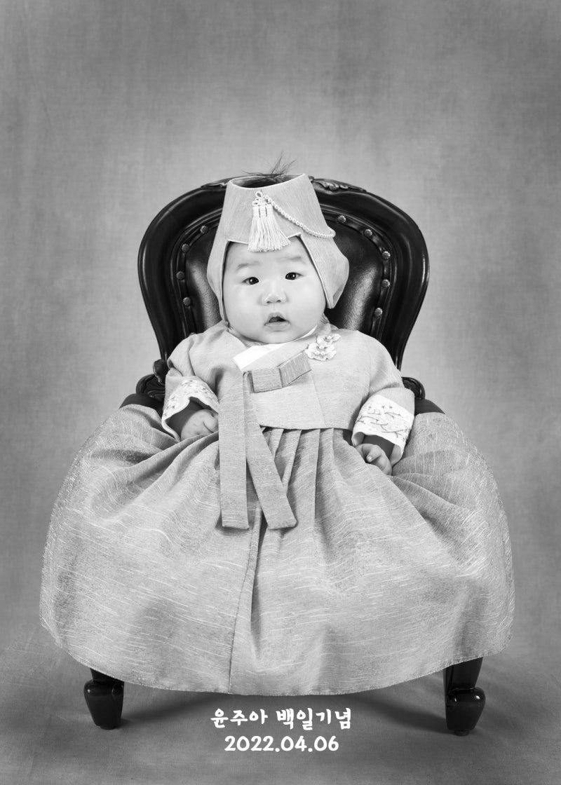 인천송도청라 아기전문인물사진관스튜디오 자연스런보정에기념문구넣어 당일에 완성하는 예약제스튜디오 아기 100일기념으로