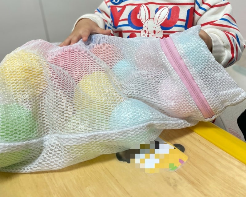 호반아이사랑♡ 만0세발달과정발달특성발달수준 2세아기놀이 2세아기발달 소근육색깔공을빨래망에담아요 신체운동발달 빨래망놀이 흥미탐색