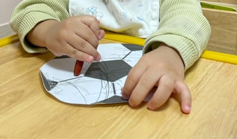 호반아이사랑♡ 만0세발달과정발달특성발달수준 2세아기놀이 2세아기발달 소근육색깔공을빨래망에담아요 신체운동발달 빨래망놀이 흥미탐색
