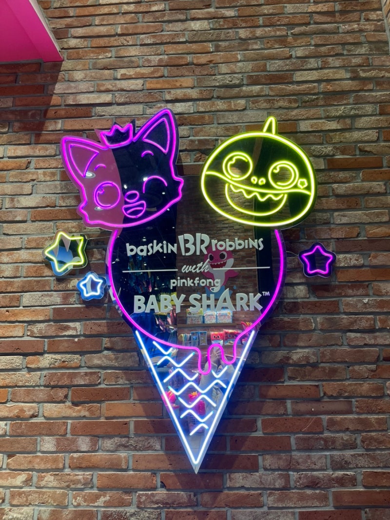 핑크퐁and아기상어 컨셉 배스킨라빈스 선데볼 쿠키앤크림엄마는외계인 카페라떼 먹어본 후기 네이버 블로그