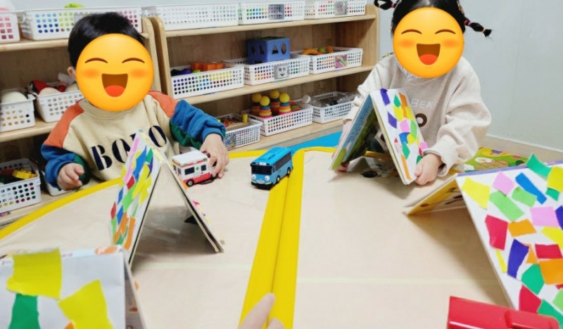 호반아이사랑♡ 만1세발달과정발달특성발달수준 3세놀이 3세발달과정 책연계활동 책놀이 미술그림책위에모자이크해요 역할자동차로그림책터널