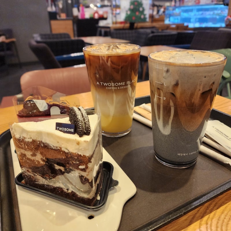 투썸플레이스 상왕십리역점 ☕️🍰 흑임자라떼 1호점 신촌 커피 레드와인치즈무스 케이크 후기 ⭐️ 크리스마스 메뉴 신메뉴 ⭐️