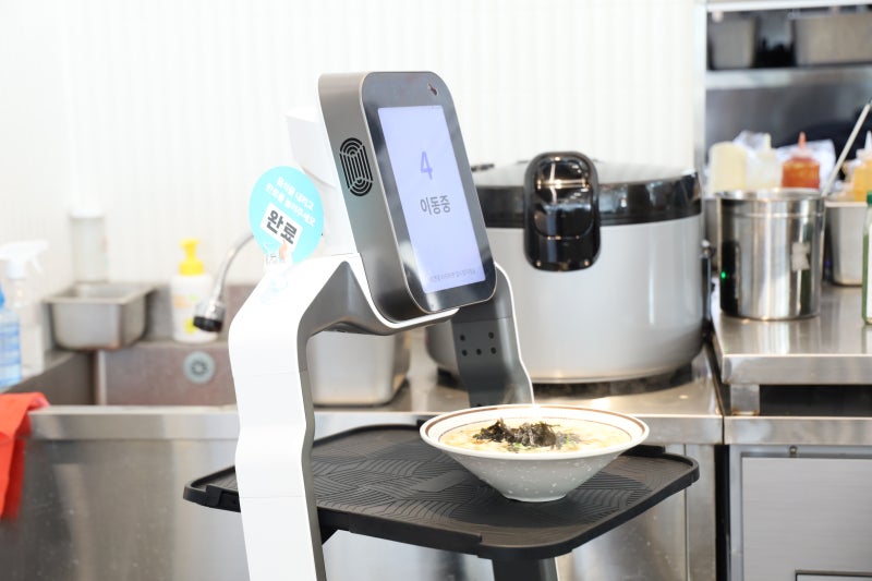 첨단 맛집 진심왕돈까스에서 열일하던 서빙로봇 SK쉴더스 : 네이버 블로그