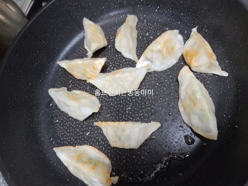 후라이팬 군만두 굽는법 냉동 만두요리 군만두 간장소스 간단한 야식메뉴 추천 네이버 블로그