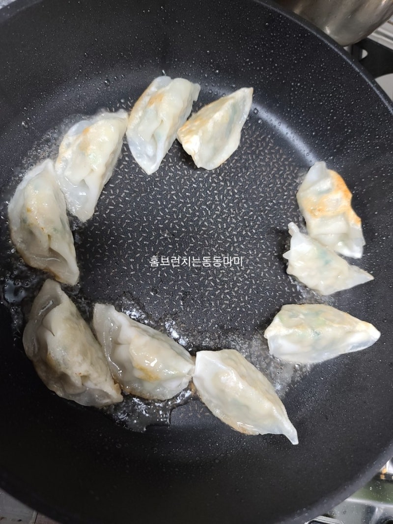 후라이팬 군만두 굽는법 냉동 만두요리 군만두 간장소스 간단한 야식메뉴 추천 네이버 블로그