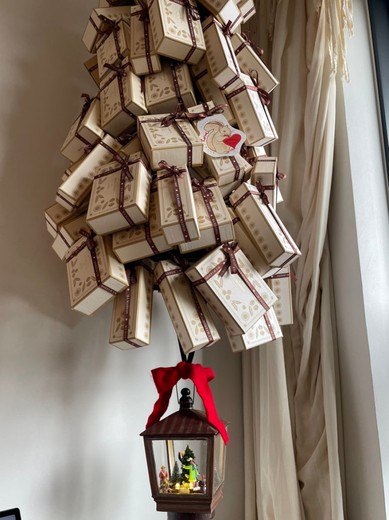 [제주 마마롱(MAMARRON)] 제주시 애월읍 평화로 2783_거꾸로 매달려 있는 트리 & 베이커리 맛집 🌲🎄💚🥐🤎 : 네이버 블로그