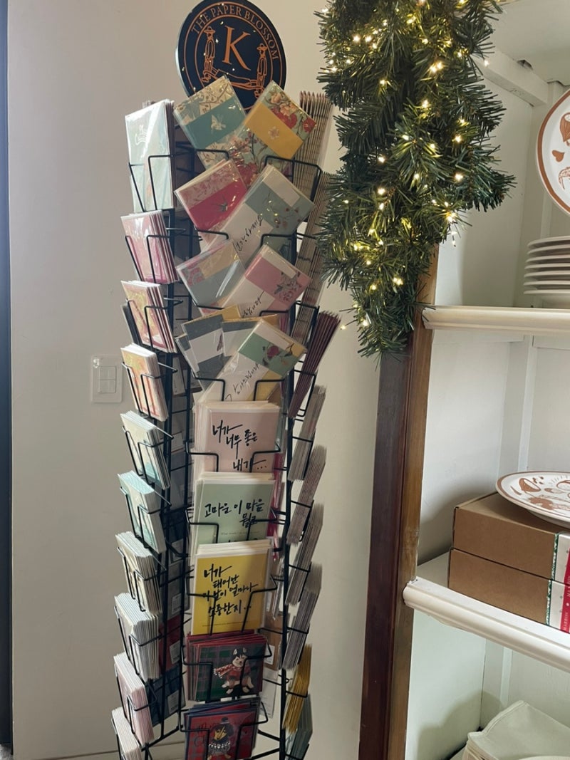 [제주 마마롱(MAMARRON)] 제주시 애월읍 평화로 2783_거꾸로 매달려 있는 트리 & 베이커리 맛집 🌲🎄💚🥐🤎 : 네이버 블로그